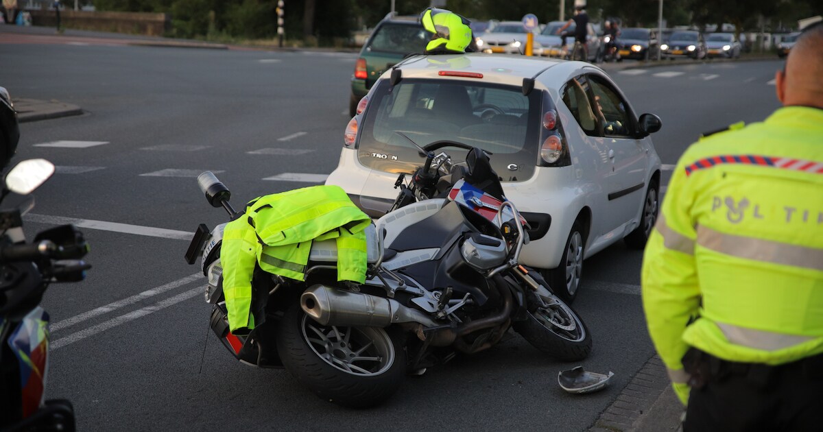 Motoragent en auto op elkaar gebotst op Soestdijksekade in Den Haag ...