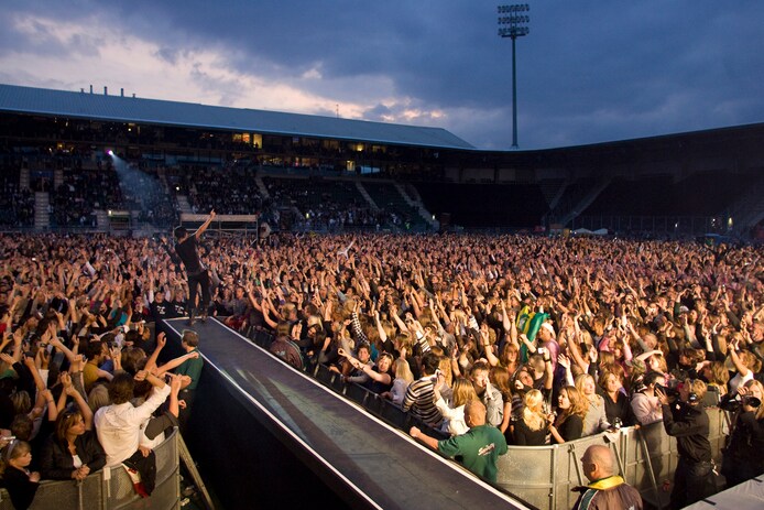 Al jaren geen concert in voetbalstadion van derde stad van het land ...