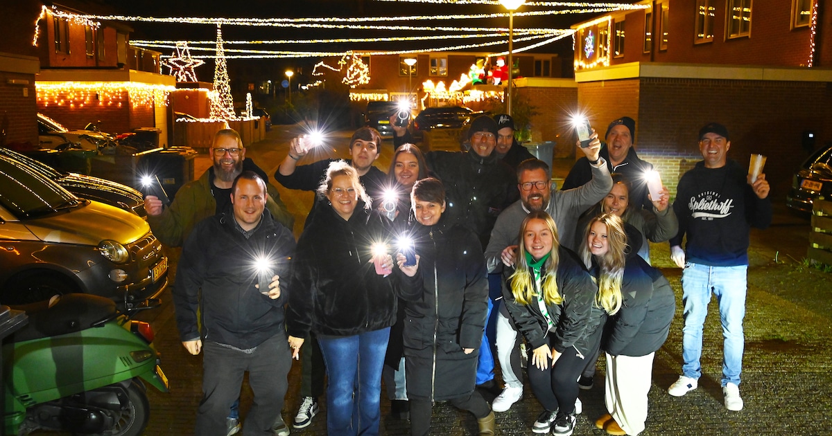 Het meest saamhorige straatje van Vlissingen, dankzij de kerstlichtjes van buurman Roy ...