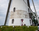 Molenaar ‘bekladt’ eigen molen in protest tegen beoogde komst van ...