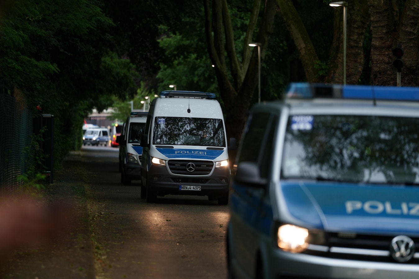 Peuter in Duitsland wordt in auto achtergelaten door moeder en ...