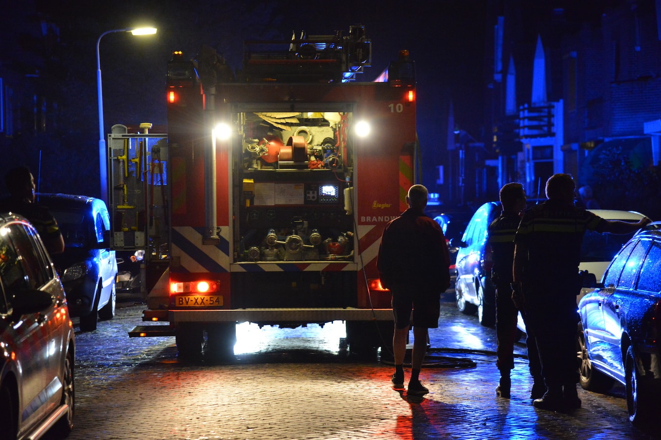 Brand in woning Breda: vermoedelijk kortsluiting in wekkerradio | Foto ...