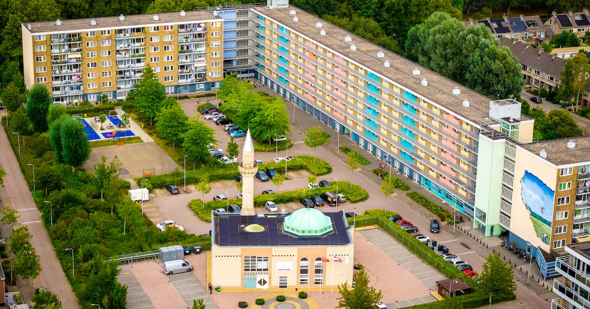 Turkse moskee groeit uit haar jasje: bestuur vraagt uitbreiding aan ...