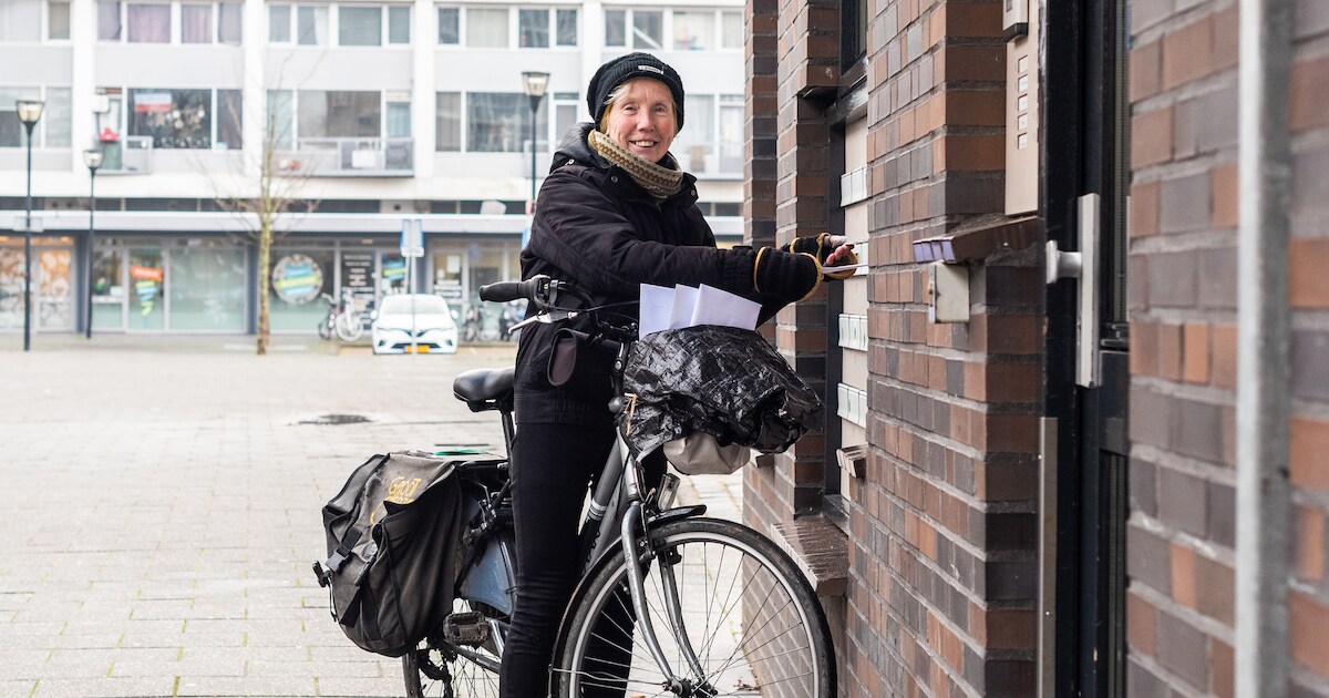 Fietskoerier Jannie (70) krijgt koffie aangeboden: ‘Dat doe ik meestal ...
