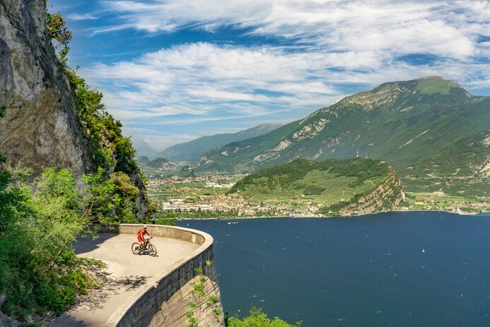 Fietstoerist stort tijdens plaspauze bijna honderd meter naar beneden ...