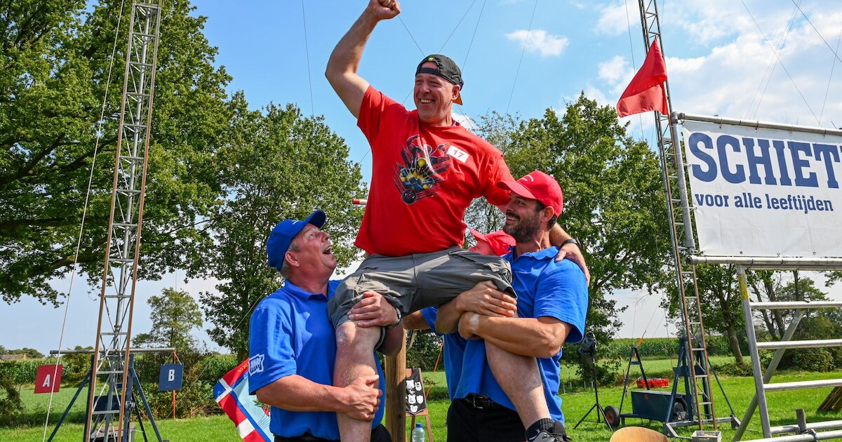 Jerry schiet het laatste deel van een houten vogel naar beneden en mag zich Koning van Soest ...