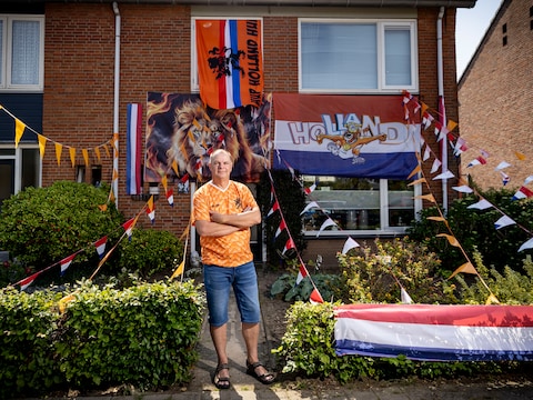 Arnold uit Denekamp juicht voor Oranje met grote vlaggen, maar hij is ...
