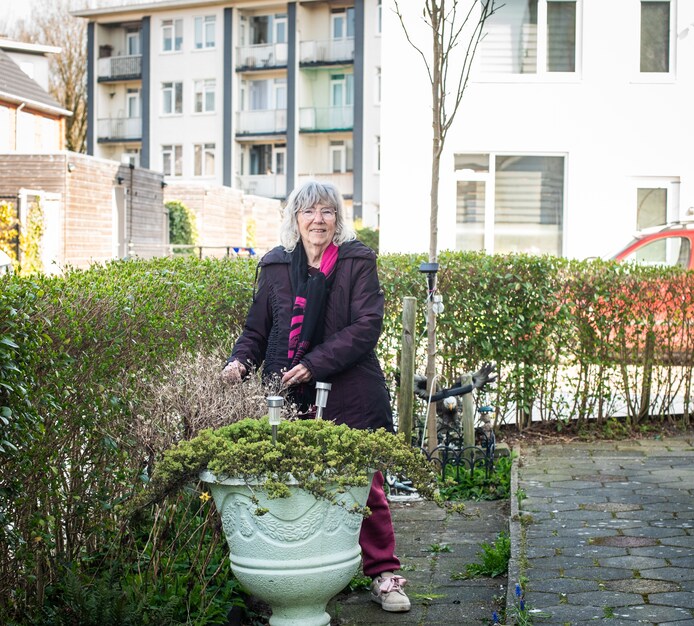 Weduwe Joke vindt steun bij haar hond Spikkel: ‘Hij beschermt mij nu ...